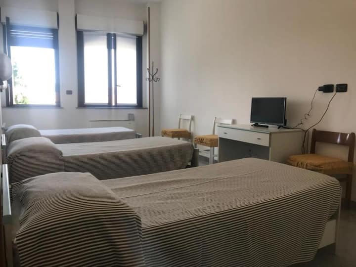 Camera Tripla Con 3 Letti Singoli E Bagno - Novara