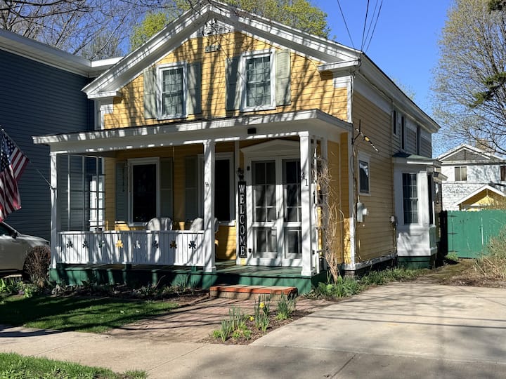 Clover House: 3br W/ Fireplace 1 Block To Lake - Oswego, NY