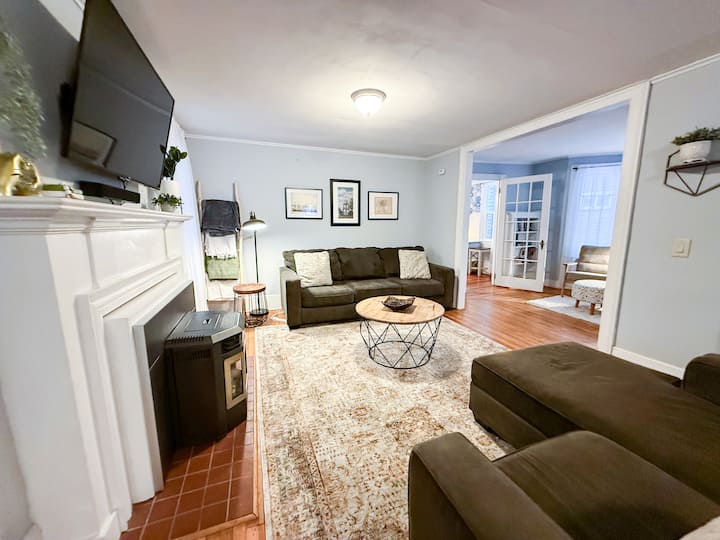 Clover House: 3br W/ Fireplace 1 Block To Lake - Oswego, NY