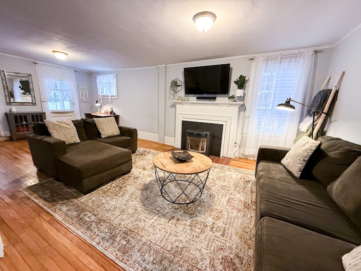 Clover House: 3br W/ Fireplace 1 Block To Lake - Oswego, NY