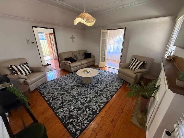 Stay@darlowcottage 
Central Location - Wagga Wagga