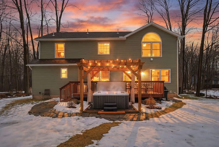 New! Elegant Pocono Home With Hot Tub - Arrowhead Lake, PA
