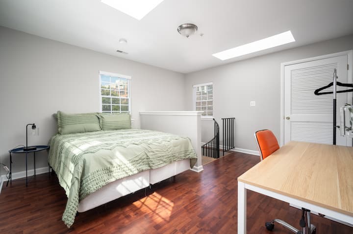 Stylish Loft Near Metro & Downtown Silver Spring - Silver Spring, MD
