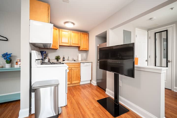 Stylish Studio Near Metro & Downtown Silver Spring - Kensington, MD