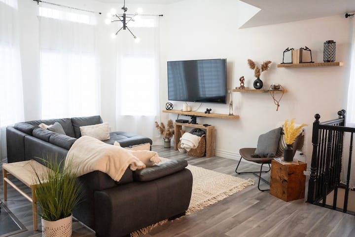 Spacious 5br Dieppe Home W/ Dual Kitchens - Moncton