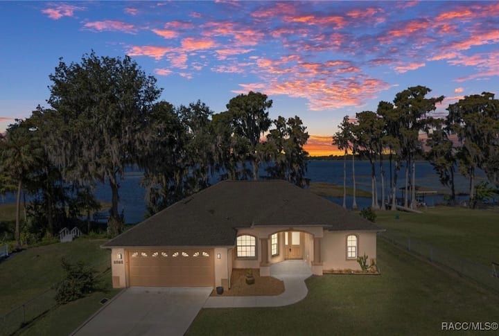 Blue Heron Lakehouse
*Pet Friendly* *Waterfront* - Inverness, FL