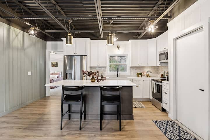 2 Bedroom - Walk To The St Croix, 30 Day Min Stay! - Stillwater, MN