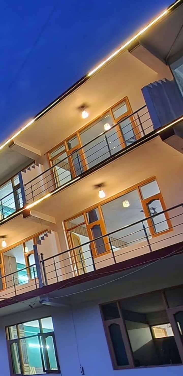 Blissy Retreat | 7 Br Homestay| Garden - Manali