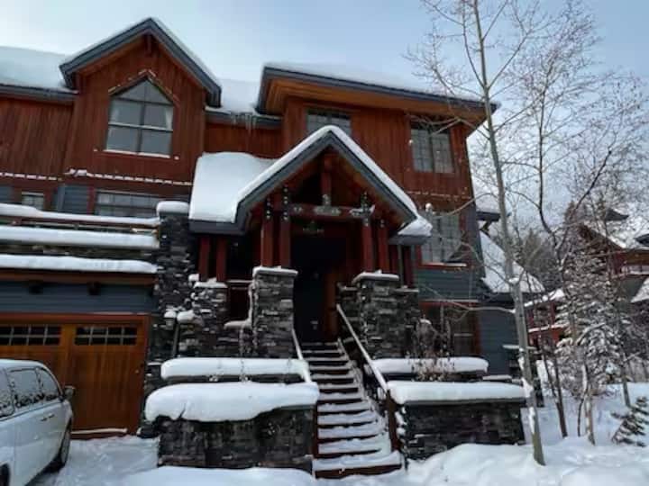 Bailout Lodge - Ski In/out - Golden