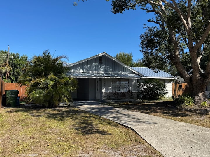 Sunny Sarasota Home Near Siesta Key Beach - Sarasota, FL