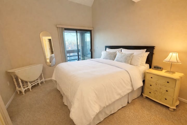 Peaceful One-bedroom With Balcony Views - Reno