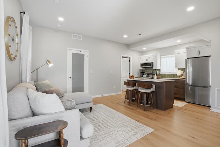 New · Professional 2br/2ba · Work & Stay · Washer - Cedar Rapids, IA