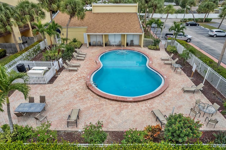10 Minute Drive To Siesta Beach. Spacious Condo - Sarasota, FL