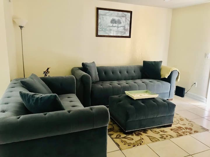 10 Minute Drive To Siesta Beach. Spacious Condo - Sarasota, FL