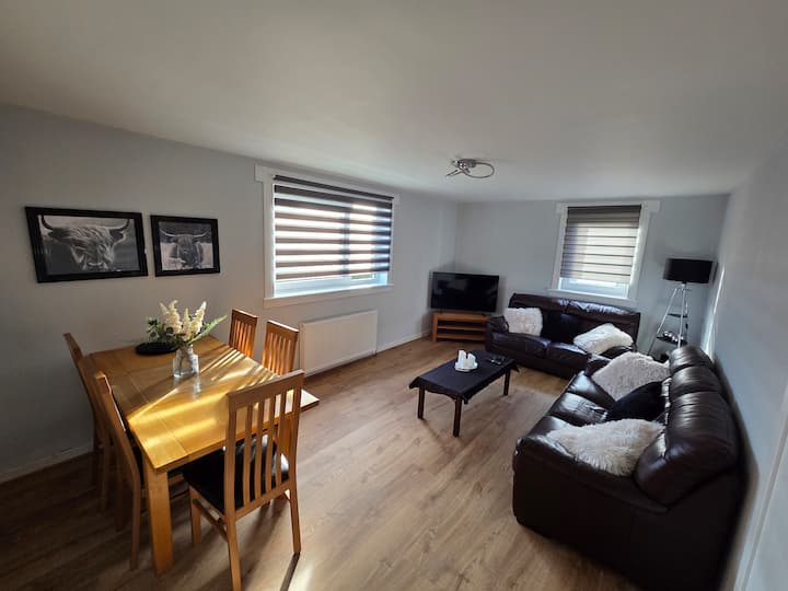 Spacious & Peaceful Flat In Quiet Residential Area - Loch Ness