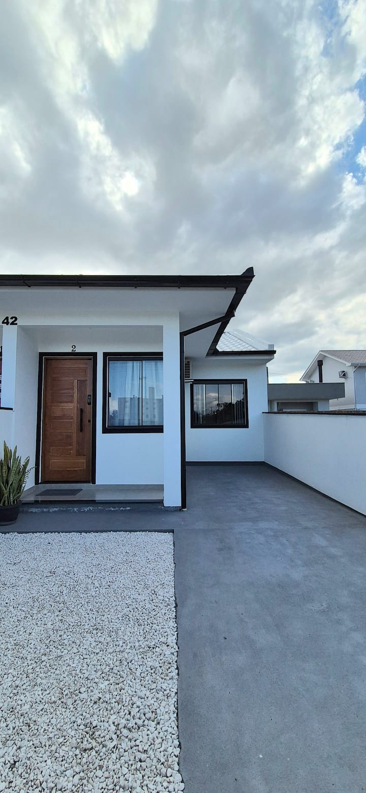 Casa 2q, C/ar, Tv, Pátio, Garagem-15 Min Floripa - Palhoça