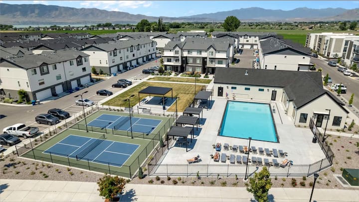 Modern Townhome Escape - Lehi, UT