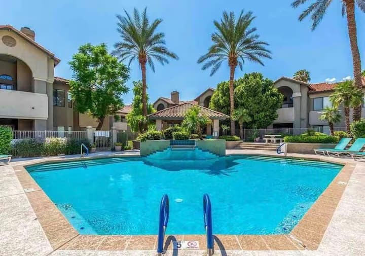 Spacious Scottsdale Splash & Stay Sanctuary - Scottsdale, AZ