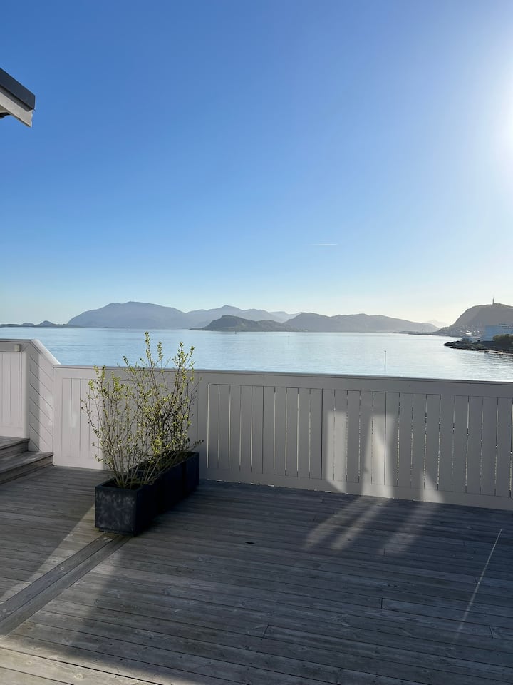 Stunning Sea View Overlooking Mountains In ÅLesund - Ålesund