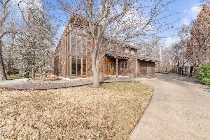 Vaulted Woodland Retreat W/ Steam Spa & Deck - Salina, KS