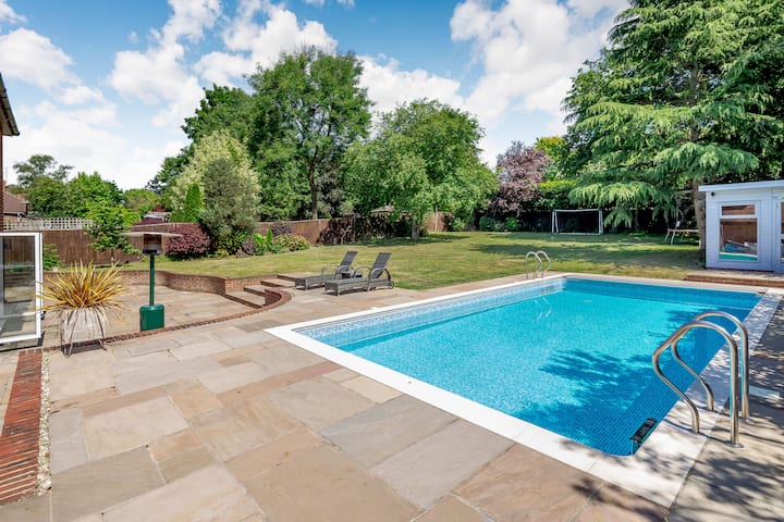 Luxurious Pool & Hot Tub, 5-bed Modern Henley Home - Henley-on-Thames