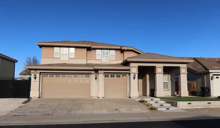 Spacious Family-friendly Roseville Home, Warm Vibe - Roseville, CA
