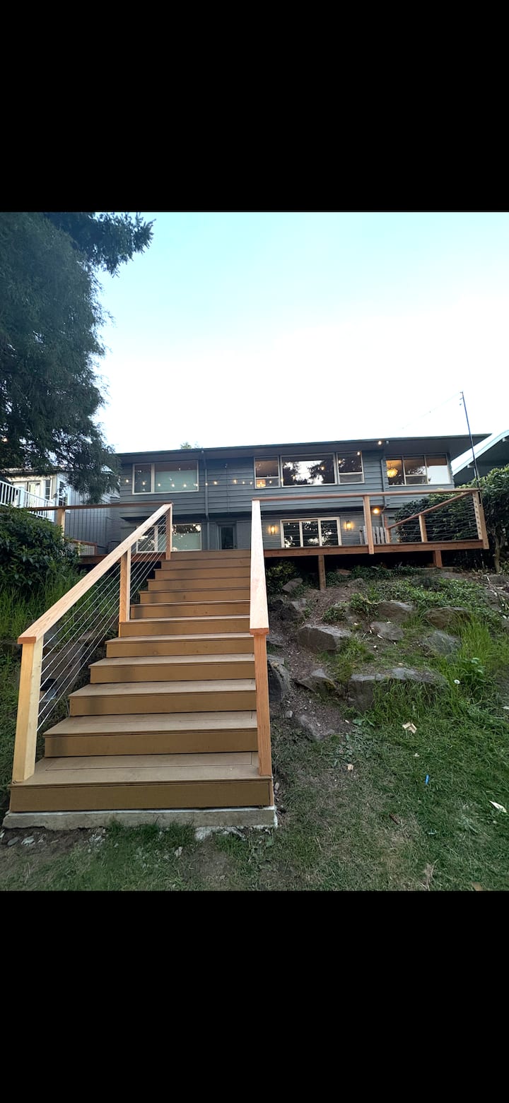 Renovated Mid-century Near Downtown & Stadium! - Bainbridge Island, WA