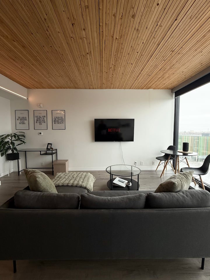 Modern Waterfront Condo | Downtown Winnipeg - Winnipeg