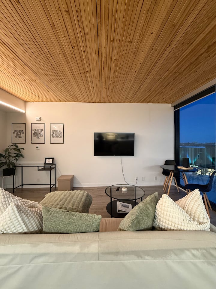 Modern Waterfront Condo | Downtown Winnipeg - Manitoba