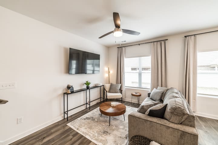 Modern Huntsville Townhome • Patio • Sleeps 8 - Huntsville, AL