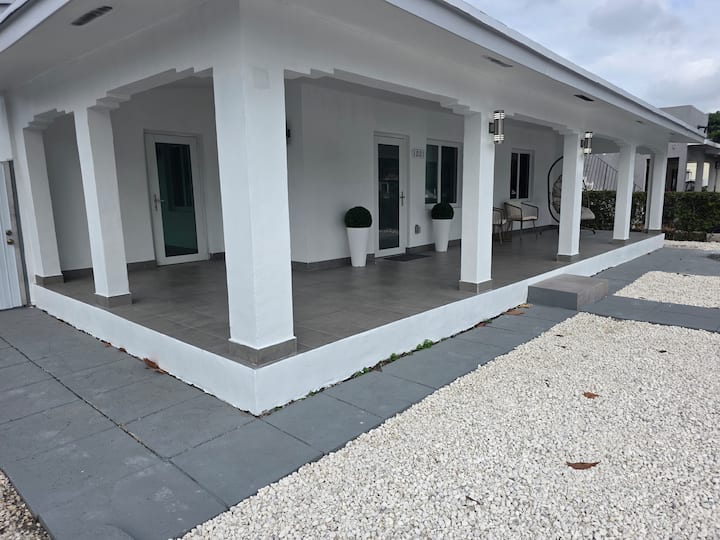 Flamingo Family House - Near Airport - 하이얼리아