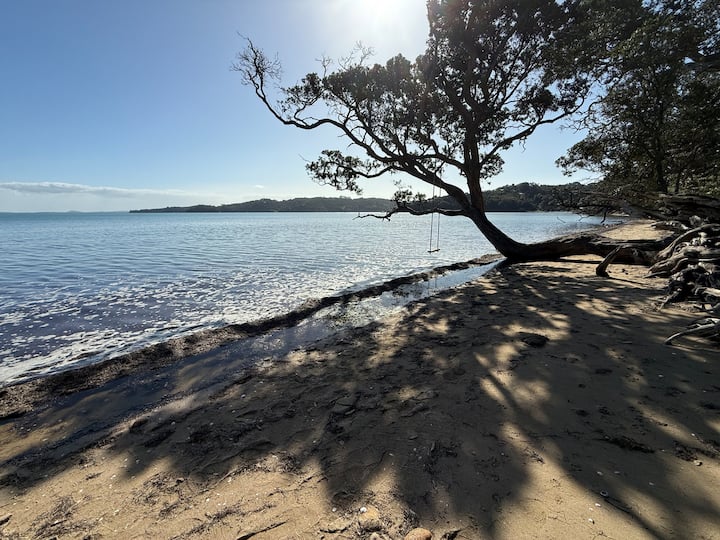 Relaxed Waiheke Retreat With Sea Views – Surfdale - Waiheke Island