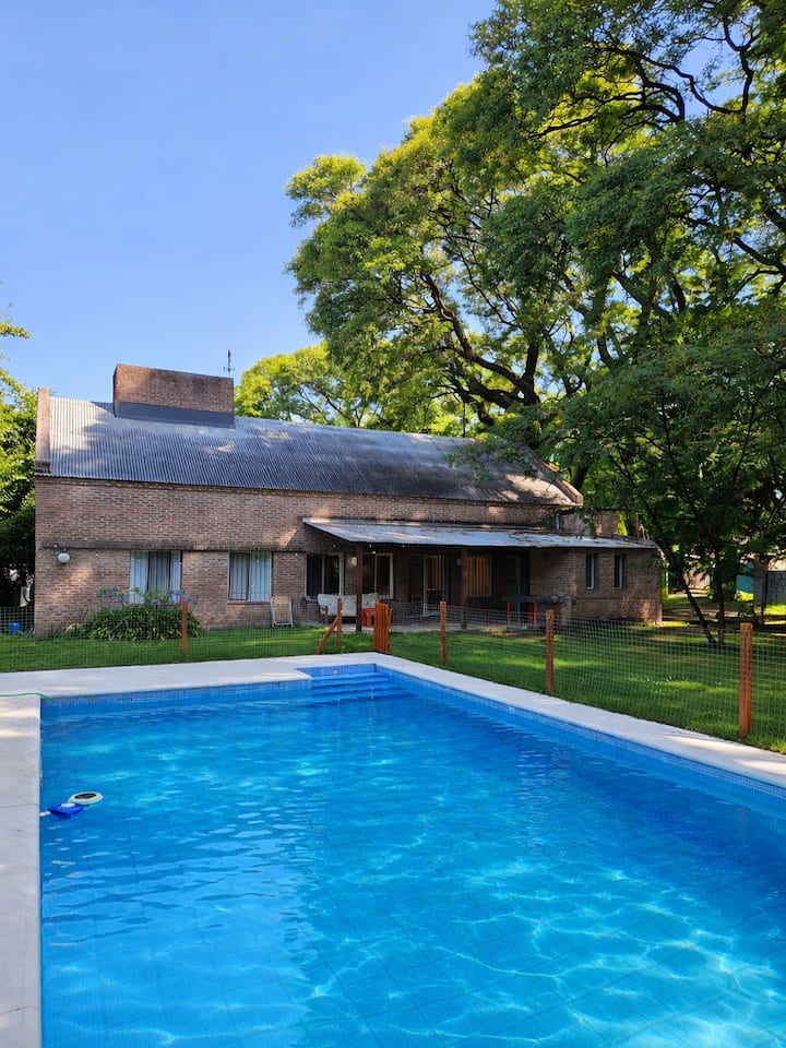 Casa Amplia En Barrio Parque Avambae. - San Nicolás de los Arroyos