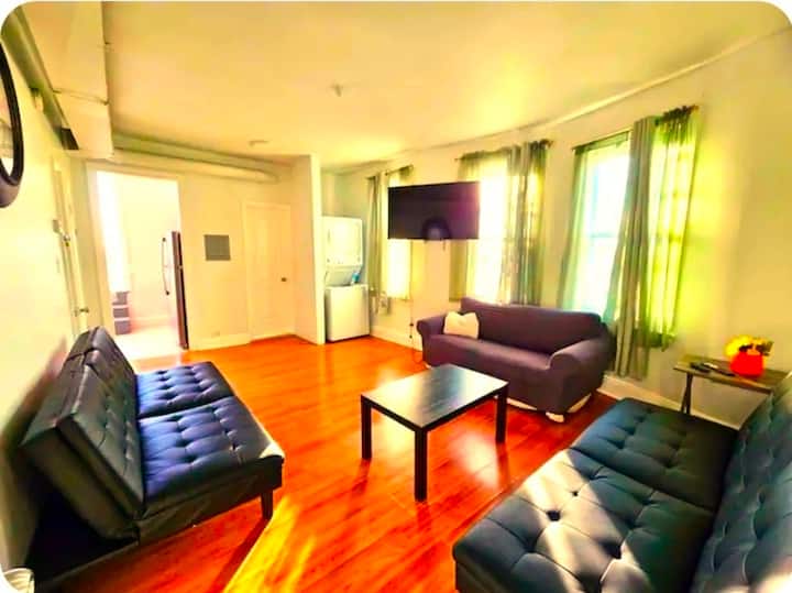 Baltimore Hideaway + Private Patio + 1pm Checkout - Baltimore, MD