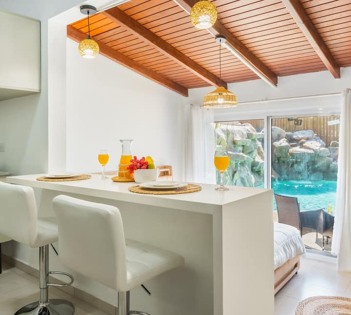 Pool Side Retreat - 4 Mins To Beach! - Aruba