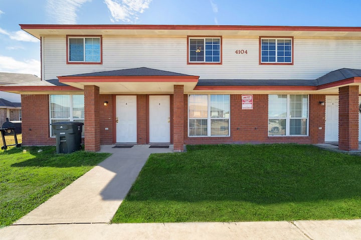 2 Bedroom Fully Furnished Townhomes Near Fort Hood - Killeen, TX