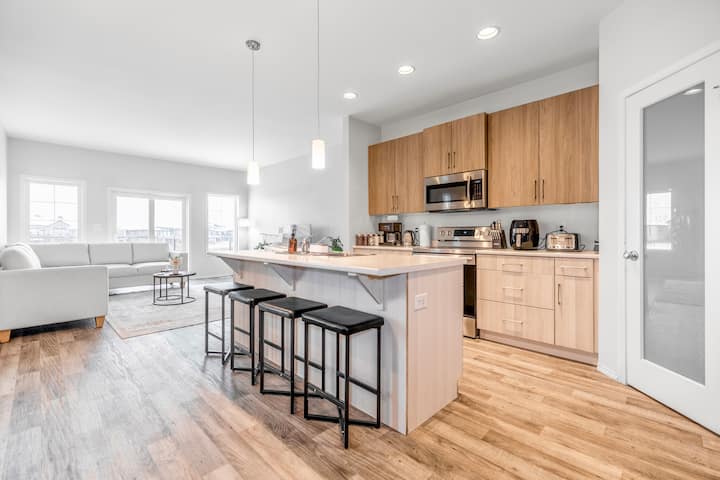 20 Min — Downtown.
• 3br- King Bed•free Parking - Winnipeg