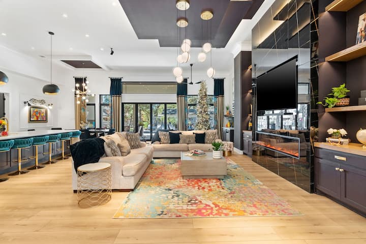 Luxury Modern Home W/ Pool | 4 Ensuite Br - North Richland Hills, TX