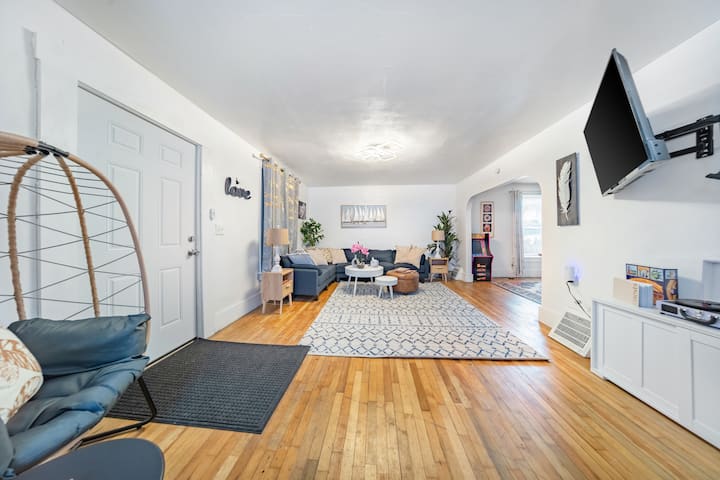 Elegant 3br Akron House | Fire Pit & Free Parking - Akron, OH
