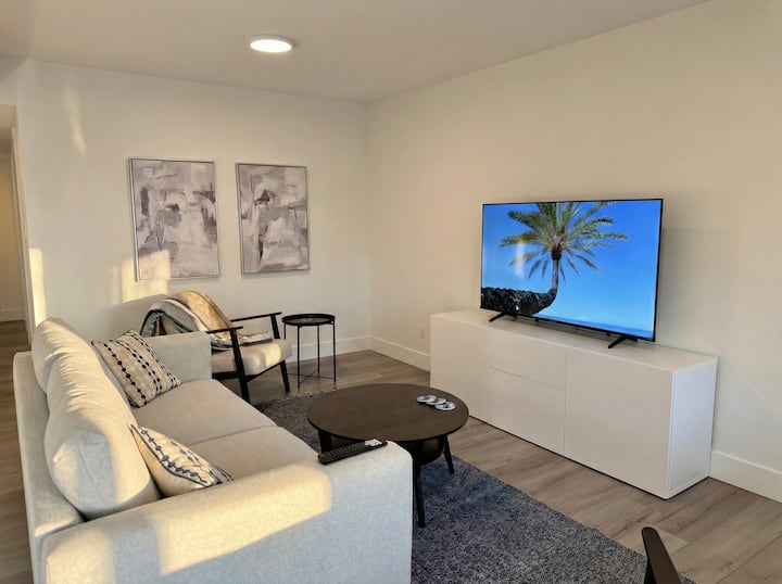 Modern Bright Suite | 2 King Beds & Private Yard - 蘭福德