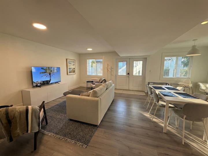 Modern Bright Suite | 2 King Beds & Private Yard - Langford