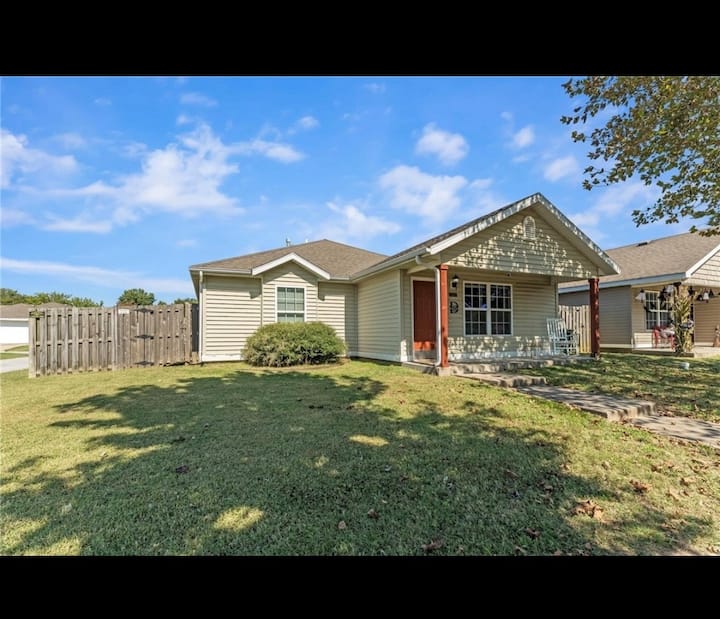 1100 Sqft Cottage In The City! Ready To Host! - Fayetteville, AR