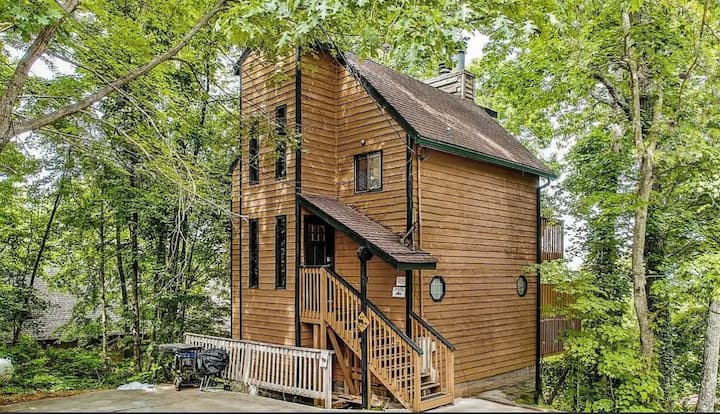 Mountain Views- Hot Tub, Community Pool, Gym - Gatlinburg, TN