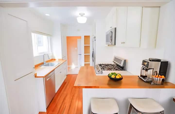 Home Minutes From Lake Merritt & Highland Hospital - 오클랜드