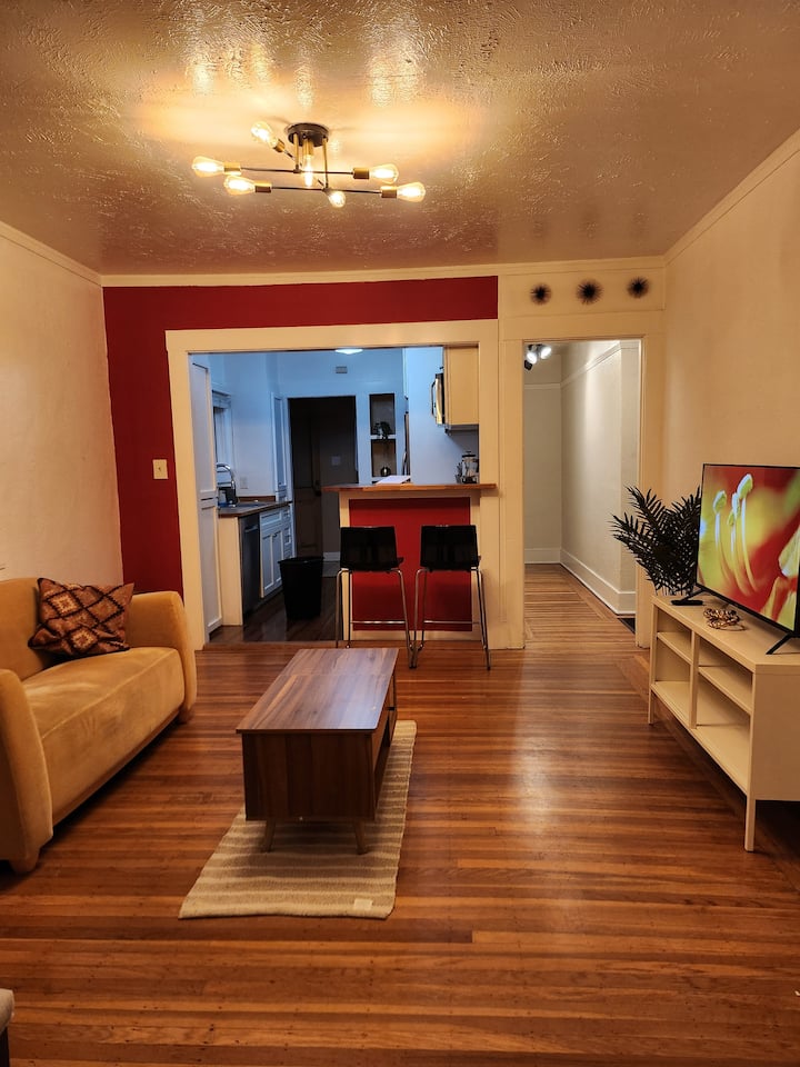 Home Minutes From Lake Merritt & Highland Hospital - Oakland, CA