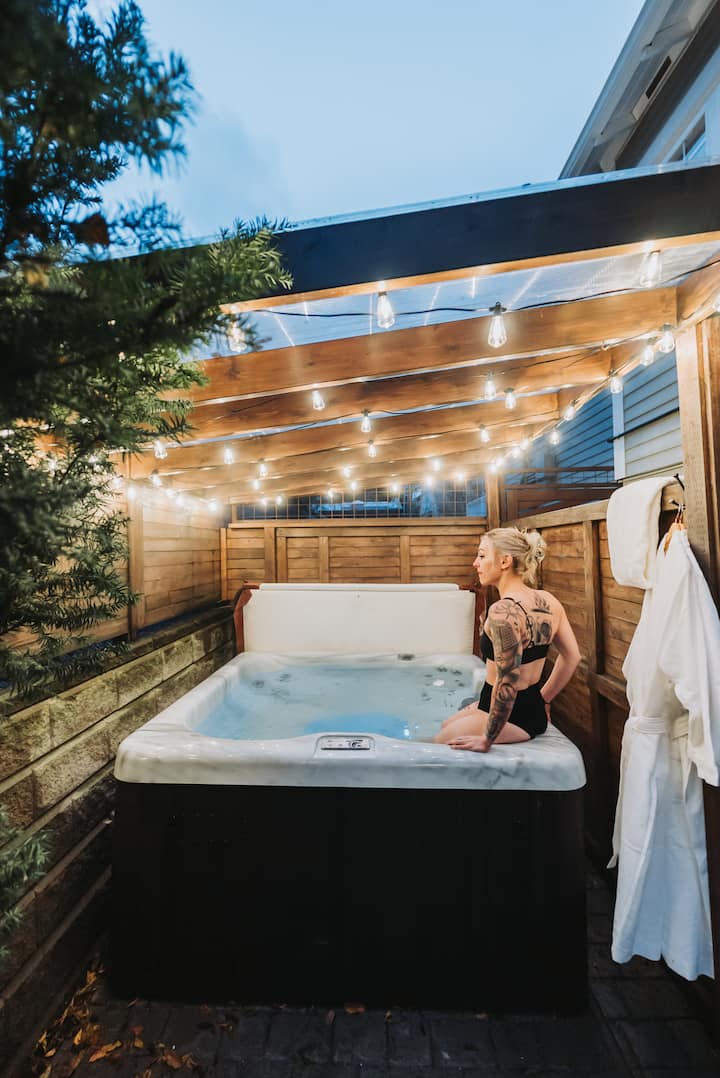Designer Garden Suite W/ Hot Tub & Sauna - Portland, OR