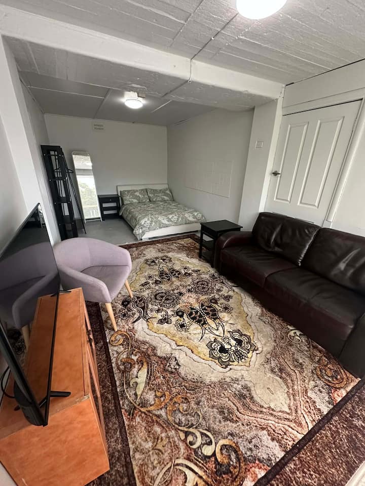 Guest Level In Mount Saint Thomas - Wollongong