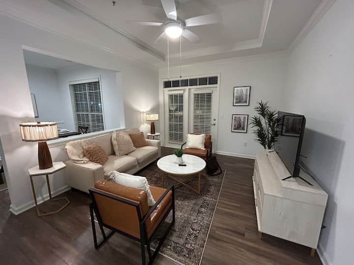 Stunning 2 Bed/2 Bath W/ Balcony & Attached Garage - Alpharetta, GA
