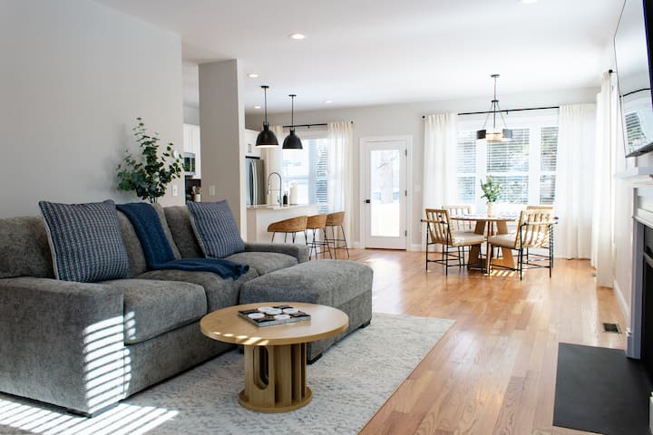 New Designer Home | Private Beach + Near Newport - Narragansett, RI