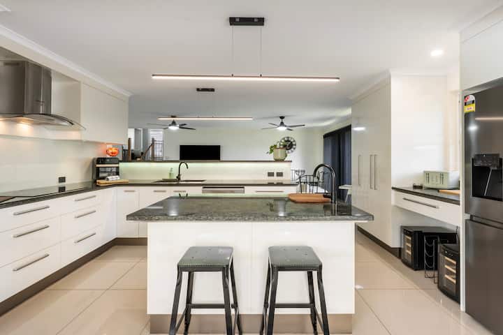 Banksia Beauty - Family Home With Pool - Brisbane